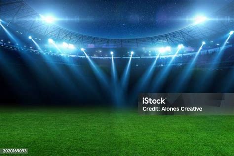 푸른 잔디밭이 있는 아름다운 스포츠 경기장은 밤에는 별과 함께 푸른 스포트라이트로 빛납니다 스포츠 대회세계 선수권 스타디움에 대한 스톡 사진 및 기타 이미지 Istock