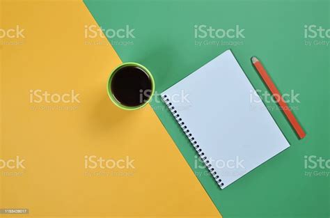 빈 메모장 페이지 커피 컵 연필 및 색상 표면에 다른 액세서리와 평면도 평면 누워 사진 공란에 대한 스톡 사진 및 기타 이미지