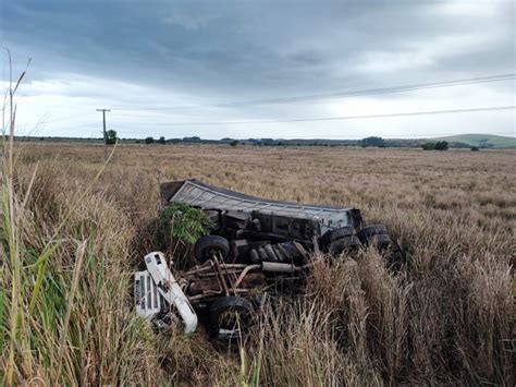 Carreta Sai Da Pista E Tomba Na Br 356 Em Cardoso Moreira Folha1 Geral