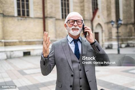 야외에 서 있는 동안 휴대전화를 사용하는 나이 든 사업가의 초상화 기업 비즈니스에 대한 스톡 사진 및 기타 이미지 기업 비즈니스 기업 재무와 산업 남성 Istock