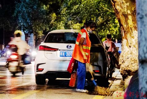 致敬高温下的城市美容师 江南都市网