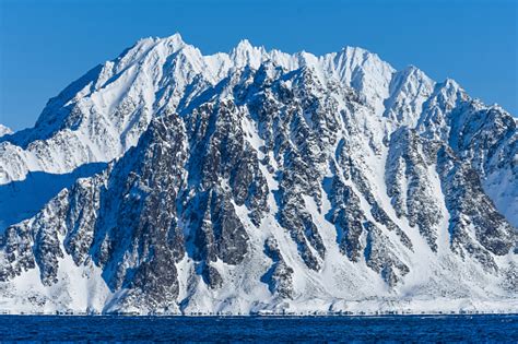 Spitsbergen 롱위에아르뷔엔 스발바르 북극 바다 겨울 극 지 날 일몰 하늘 산의 풍경 자연 0명에 대한 스톡 사진 및