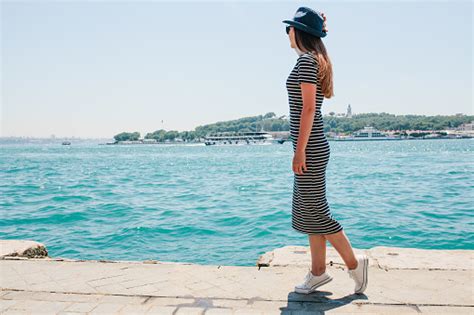 모자에 젊은 아름 다운 소녀는 제방 따라 산책과 터키 Bosphorus 이스탄불 거리에서의 아름 다운 전망을에서 휴가 즐기는