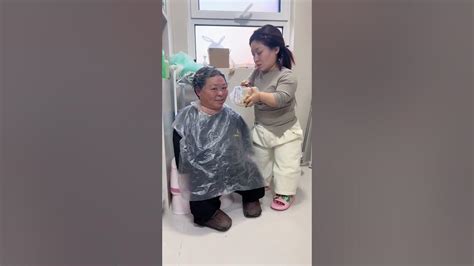 这么多年妈妈的头发都是我给剪，我给染色，今年做腿都没好好管过妈妈，她跑回去弄手工活了刚回来我给她把头发染了很多白头发了马上过年了，很多人都说你