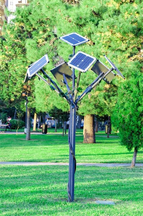 Панель солнечных батарей в парке города Стоковое Изображение изображение насчитывающей