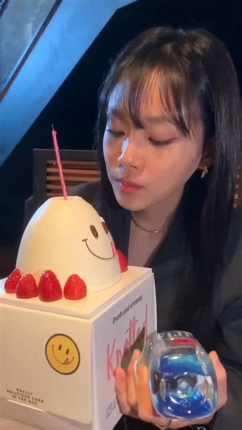 케이크 한입 할뤠용 동영상 아름다운 소녀들 소녀 음악