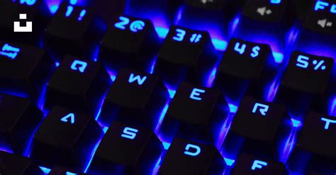 Gros Plan Dun Clavier Avec Des Lumières Bleues Photo Photo Route De