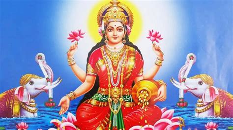 Goddess Lakshmi భోగి రోజు ఇలా చేస్తే ఆ లక్ష్మీ దేవి మీ ఇంట్లో తిష్ట