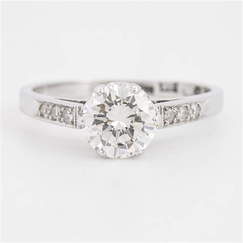 Ring K Vitguld Med En Rund Briljantslipad Diamant Bukowskis