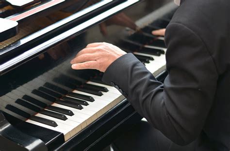피아니스트는 오래 된 이탈리아 작곡가 오페라의 조각을 재생 Classical Concert에 대한 스톡 사진 및 기타 이미지