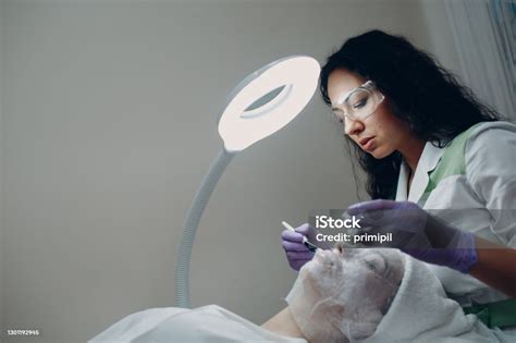 파라핀 페이스 마스크 거즈 붕대 치료 젊은 여자 수신 얼굴 피부 관리 치료 미용사 붓는 왁스 적용 20 24세에 대한 스톡 사진 및 기타 이미지 Istock