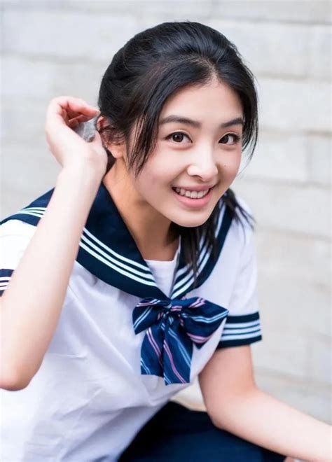 温婉秀雅的张含韵，美艳动人，清纯绝美的写真照！