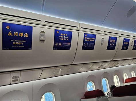 薛船长在la On Twitter 哪家航空公司？我拉黑他！ 喇叭不停地广播要拘留、逮捕客户，满机舱地还是要抓捕客户的标语。