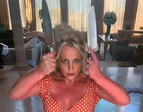 Se cortó Britney Spears tras bailar con cuchillos El Heraldo de