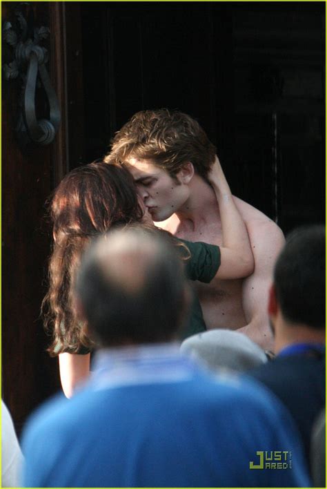 Robert Pattinson And Kristen Stewart New Moon Kiss Photo 1948871