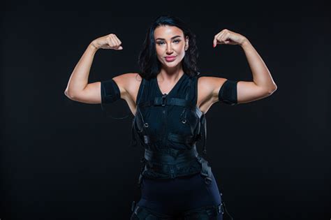 고립된 검은 색 배경에 Ems 정장을 입은 젊은 운동 여성 Ems 교육 전기 근육 자극 기계 3차원 형태에 대한 스톡 사진 및 기타 이미지 Istock