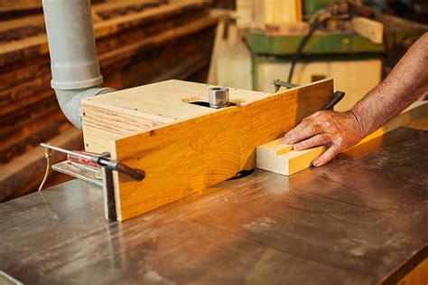 제복을 입은 수석 목수는 목공 제조에서 목공 기계에서 작동합니다 60 64세에 대한 스톡 사진 및 기타 이미지 60 64세 Diy 가구 Istock