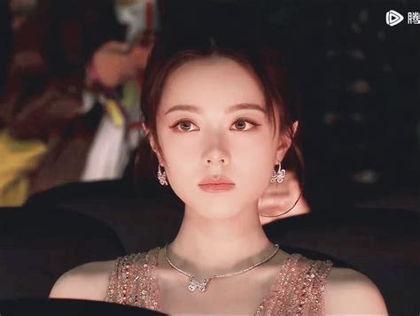 星光大赏女明星妆造大合集赵丽颖沉稳优雅 田曦薇一袭红裙自信大方 林允蛇的造型更是美出新高度 亚潮妆