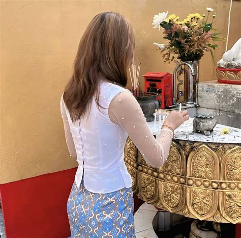 Burmese အမွှာသမီးလေး နှစ်ယောက်ကို မွေးဖွားပေးတဲ့ ဇနီးလော၊င်းလေးကိုသိန်း ၄၀၀၀ ကျော်တန်ဖိုးရ