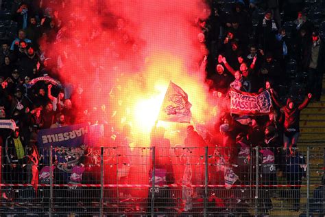 Eintracht Frankfurt Fan Von Pyro Rakete Schwer Verletzt MOPO