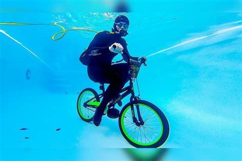 牛人脑洞大开把自行车搬到水下尝试骑行结局翻车了