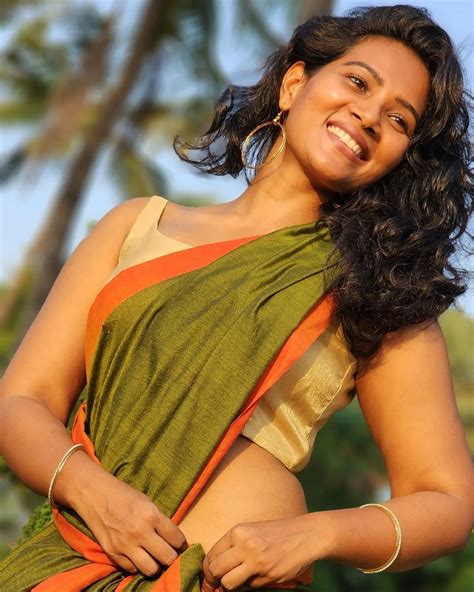 சேலையில் கவர்ச்சியை வாரி இறைக்கும் நடிகை திவ்யா துரைசாமி ஹாட் கிளிக்ஸ்