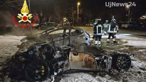 Cause Sconosciute Incendio Nella Notte Al Lago 2 Auto In Fiamme