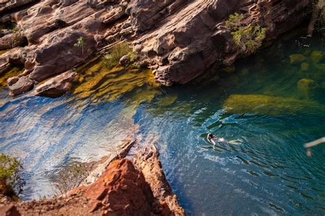 Una Chica De Pelo Largo En Bikini Blanco Se Da Un Refrescante Chapuzón