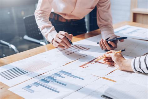 비즈니스 사람들은 회의에서 토론하는 동안 비즈니스 문서를 가리키고 있습니다 사진 Unsplash의 태국 이미지