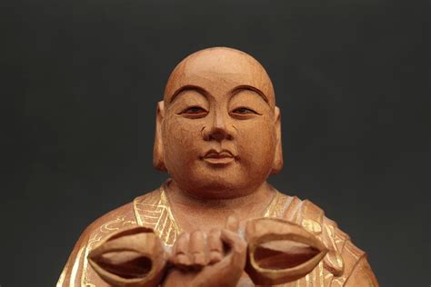 Hx355 細密彫刻 白檀 截金 弘法大師像空海像 高74cm 重85g・白檀弘法大師像・白檀雕僧人坐像 仏教美術中古のオークション落札情報