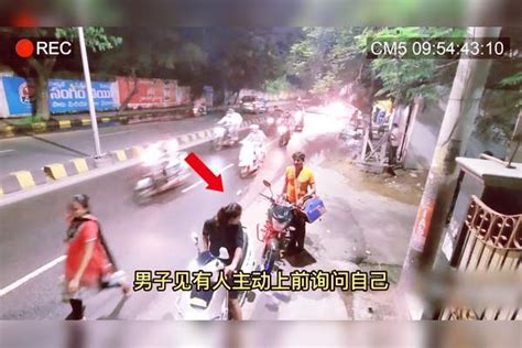 深夜男子摩托车在路上没油了，遇好心美女帮助加油，实在太暖心