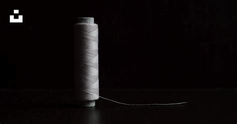 검은 테이블에 흰색 스레드 사진 Unsplash의 무료 스레드 이미지