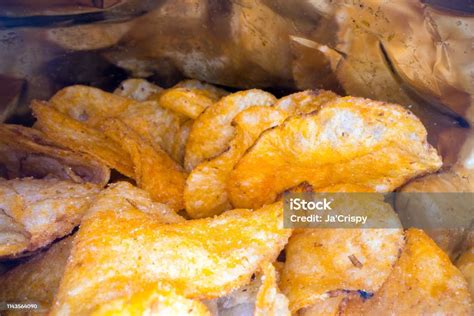 감자 칩 가방 안에 맛 있는 감자 칩의 오리지널 팩을 오픈 했습니다 패스트 푸드와 건강에 해로운 식사 개념 0명에 대한 스톡