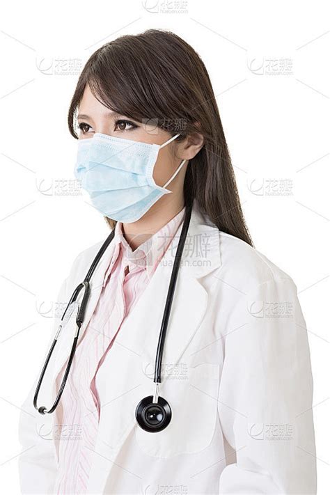 戴防护口罩的亚洲医生
