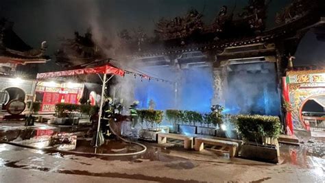北市知名廟宇碧山巖「天公爐突起火」 百年廟柱付之一炬