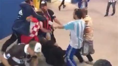 Cobarde Ataque De Hinchas Argentinos A Dos Croatas En El Mundial