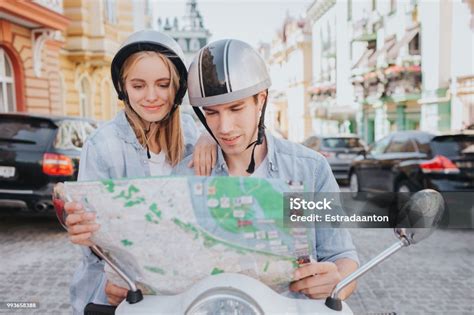 집중 하 고 좋은 사람들은 오토바이에 앉아 하 고 지도 보고 남자는 그것을 들고 있다 그들은 도로의 중간에 서 있다 그들은 헬멧을 착용 남자에 대한 스톡 사진 및 기타