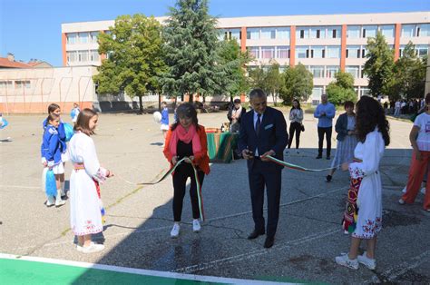 Кметът на Благоевград Илко Стоянов и директорът на Vii СУ Лилия Стоянова откриха спортна