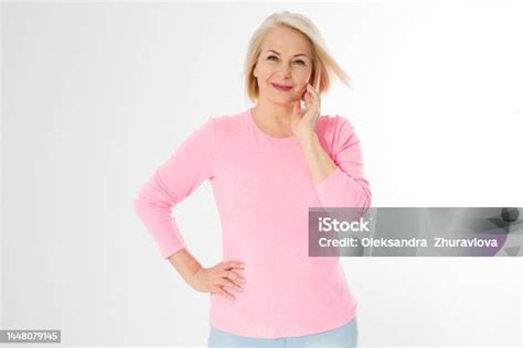 행복 하 게 아름 다운 초상화 중년 금발 여자를 닫습니다 복사 공간이 있는 흰색 배경에 격리된 중년의 건강한 여성 폐경기와 건강 관리 성숙한 아가씨 주름진 얼굴 접힌 손