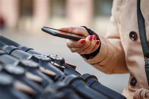 여자 는 잠금을 해제하고 전기 푸시 스쿠터를 임대 스마트 폰으로 Qr 코드를 스캔 도시에 대한 스톡 사진 및 기타 이미지