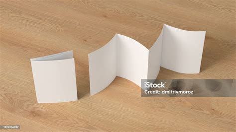 수직 페이지 지그재그 또는 아코디언 접이식 브로셔 패널 4개 8페이지 빈 전단지 프리젠 테이션 디자인에 대한 나무 배경에 조롱 접힌 및 전면 접힌에 대한 스톡 사진 및 기타