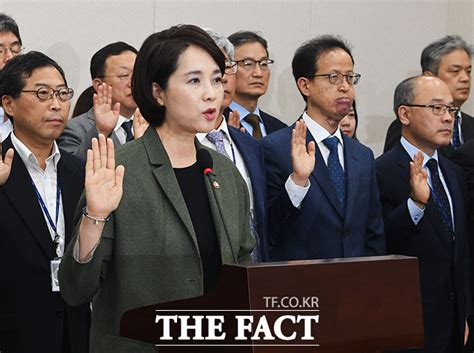 Tf포토 국정감사에서 질의에 답변하는 유은혜 교육부 장관 포토 기사 더팩트
