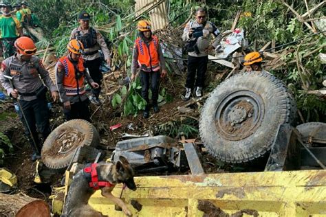 TRIBRATA Satu Anjing Pelacak Temukan Titik Diduga Korban Tertimbun