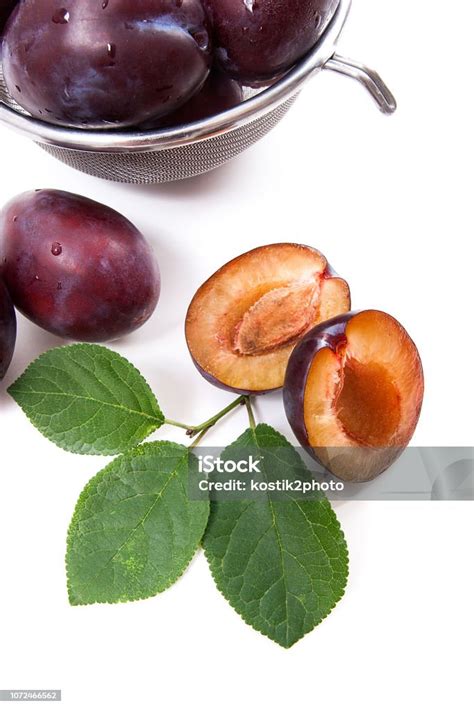 잘 익은 매 실 전체와 절반 익은 매 실 잎 흰색 배경에 고립 된 철강 소 쿠리 0명에 대한 스톡 사진 및 기타 이미지 0명