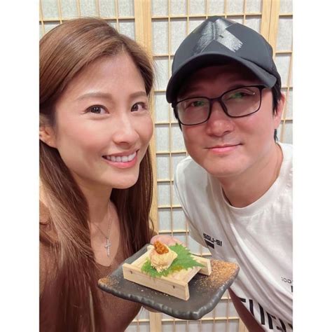 从商老公罕见露面！姚乐怡一家三口与洪天明周家蔚夫妇相聚吃饭