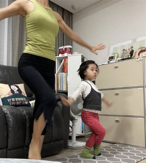 이윤지 둘째 딸 홈트하는 3살 오리입에진태현♥ 박시은 너무 귀여워 네이트 뉴스
