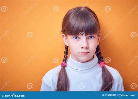 Retrato Del Adolescente Caucásico Con Dos Coletas En Fondo Coloreado Imagen De Archivo Imagen