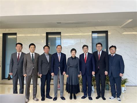 박근혜 “나라 위해 단합해야”…민주 “탄핵경험자에 조언 구하나”
