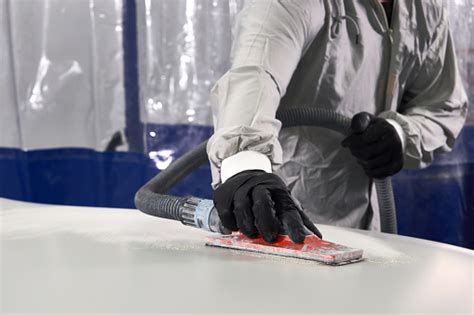 궤도 연마기 기본 층 청소와 자동차 수리 가게에서 자동 정비사 버프 및 연마 자동차 고용과 노동에 대한 스톡 사진 및 기타
