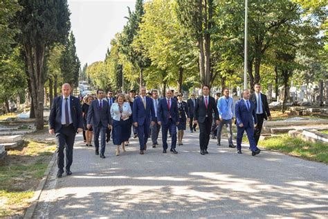 Телевизија 24 Делегација предводена од премиерот Ковачевски положи цвеќе на вечните почивалишта